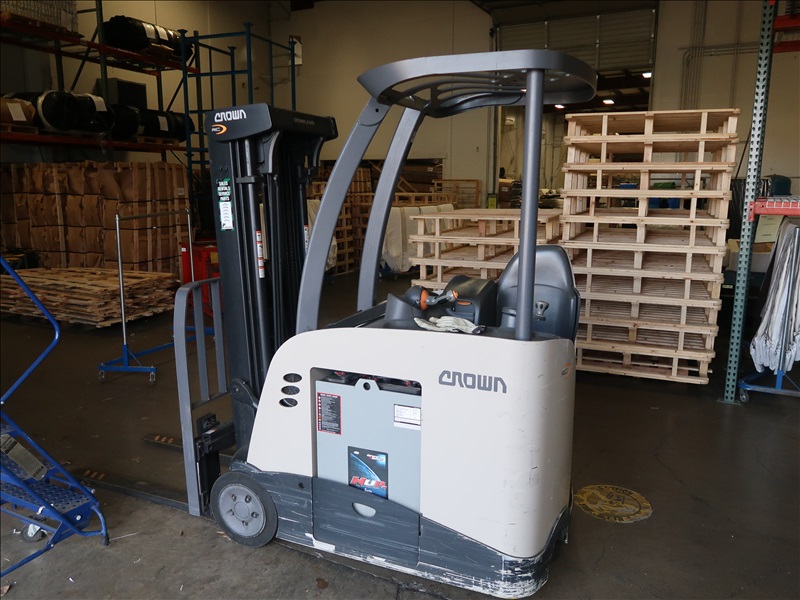 CROWN RC5545-40 | PARAMOUNT BEDDING - LIVE AUCTION | James G. Murphy Co.