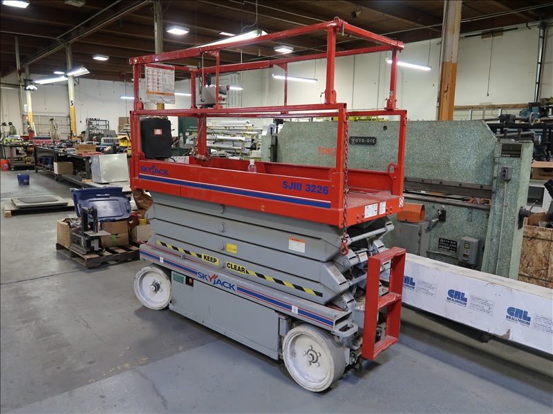 2005 SKYJACK SJ3226 | TRADE-MARX SIGN - LIVE AUCTION | James G. Murphy Co.