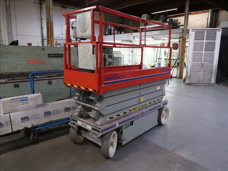 2005 SKYJACK SJ3226 | TRADE-MARX SIGN - LIVE AUCTION | James G. Murphy Co.